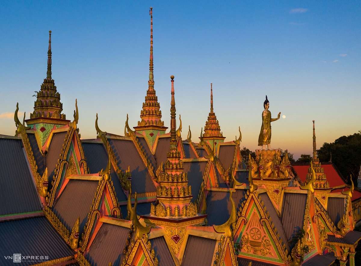 Vietnam. Visit Som Rong, a pagoda that combines traditional and modern ...